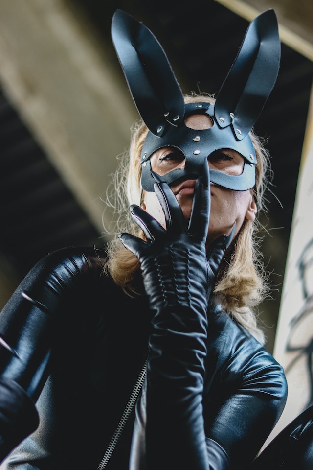 How to Put on Latex Clothing - The Guide - latex-clothes.com